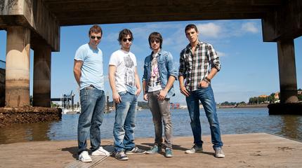 Menos Lobos | Concert Tickets and Tours 2024 - Wegow