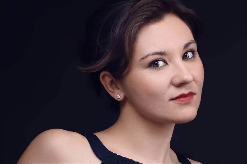 Photographie promotionnelle de Nina C. Young.